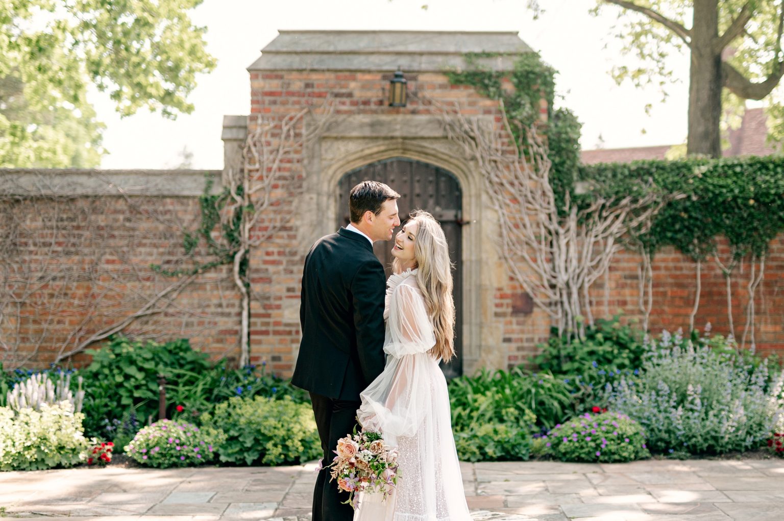 Romantic Photos at Meadowbrook Hall | ashleydoraziophotography.com